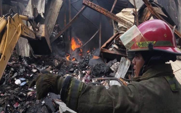 Bomberos sofocan fuego en bodega de plásticos en Casa Blanca