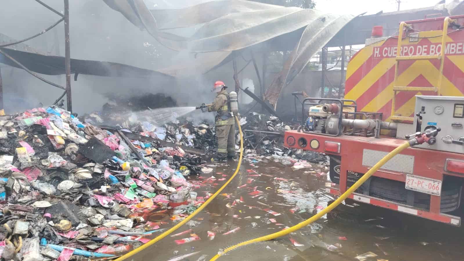 Bomberos sofocan fuego en bodega de plásticos en Casa Blanca