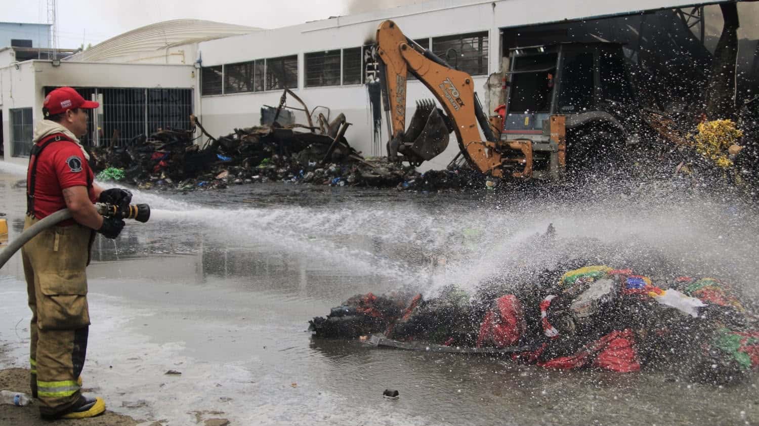 Bomberos sofocan fuego en bodega de plásticos en Casa Blanca